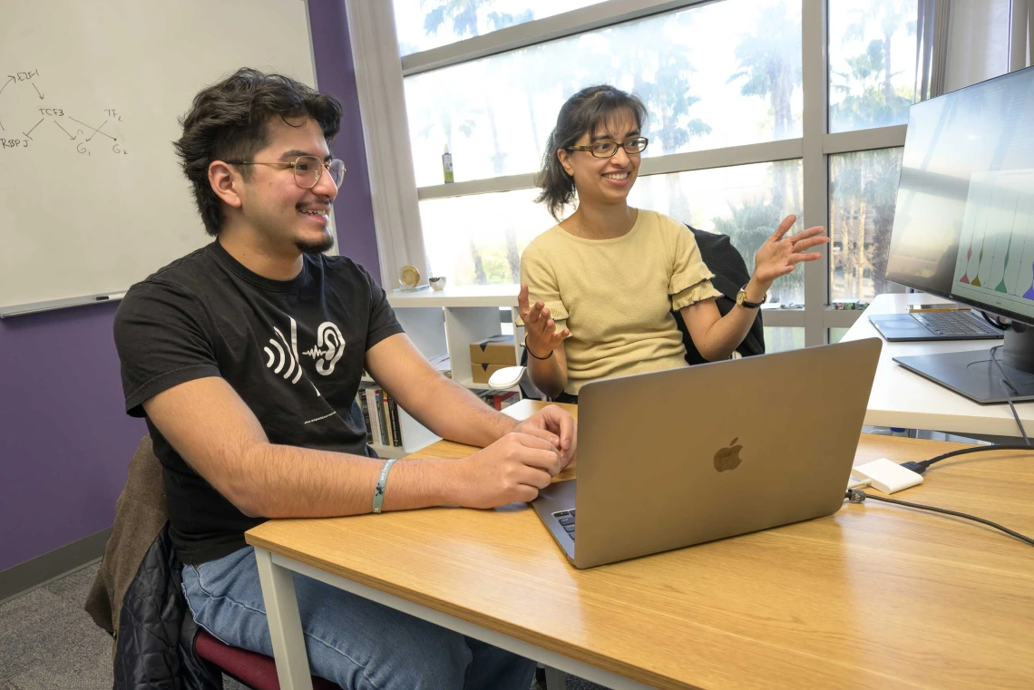 Vignesh Subbian helps students dive into research with PHIRE | Systems ...